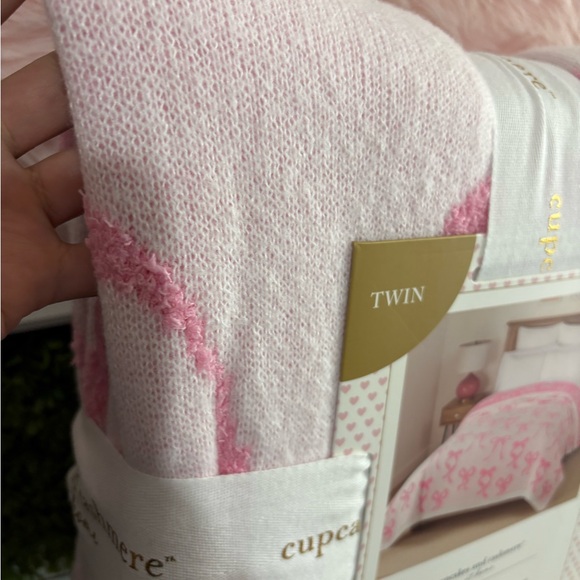 cupcakes & cashmere | Bedding | Cupcakes And Cashmere Pink Bow Blanket ...